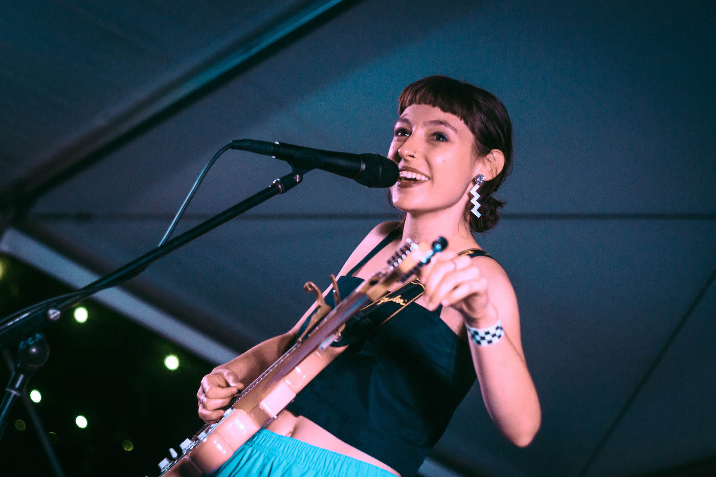 フジロックにも出演決定！ 〜自然体のまま社会に噛みつく、キュートで鋭利なシンガー・ソングライター=ステラ・ドネリー | TURN